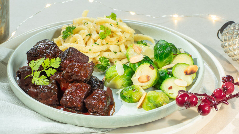 Gulasch mit Spätzle und Rosenkohl | Rezepte | HIT