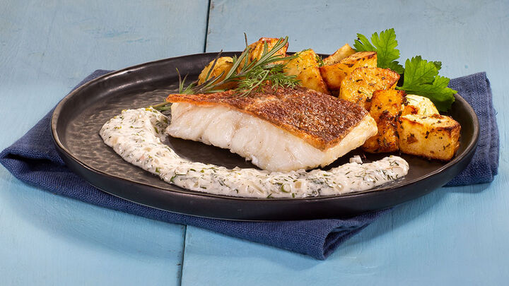 Skrei-Winterkabeljau mit Kräuter-Sahne-Sauce | Rezepte | HIT